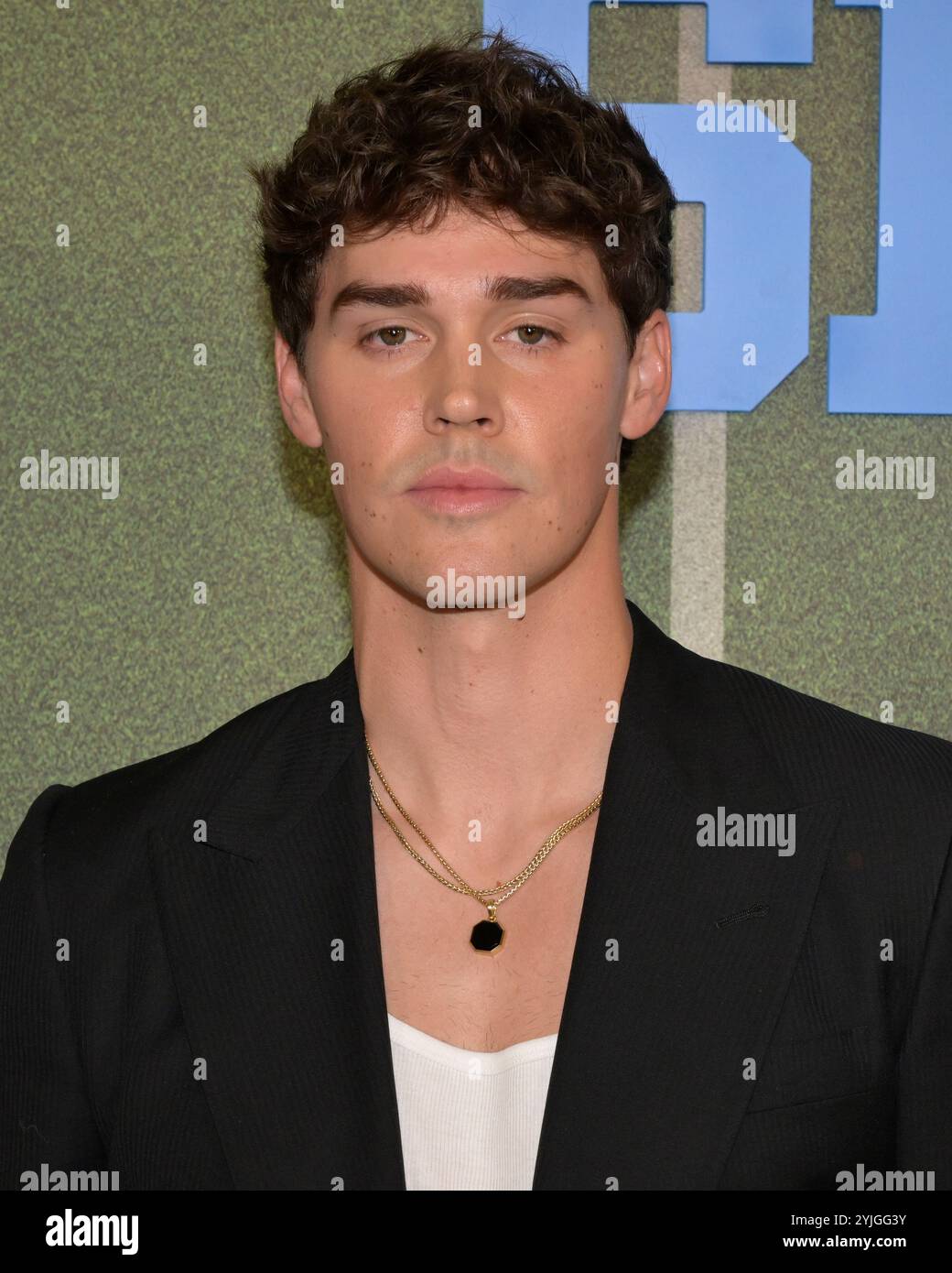 Sidelined qb and me noah beck hi-res stock photography and images - Alamy