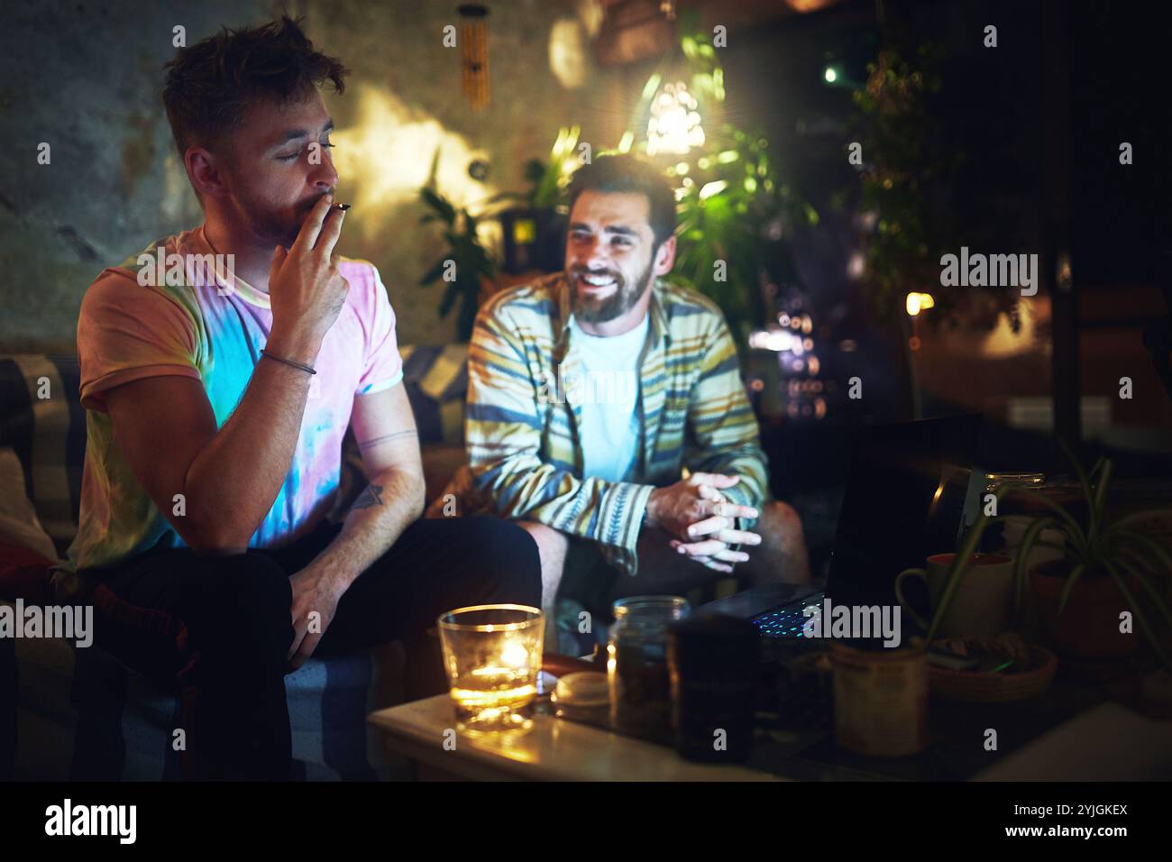 Smoking weed together hi-res stock photography and images - Alamy