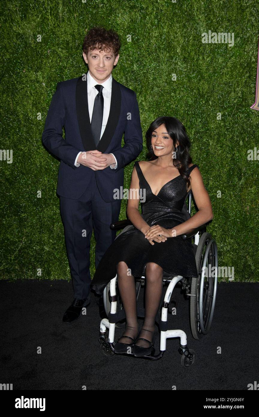 Ethan Slater und Marissa Bode bei der Premiere des Kinofilms Wicked im ...