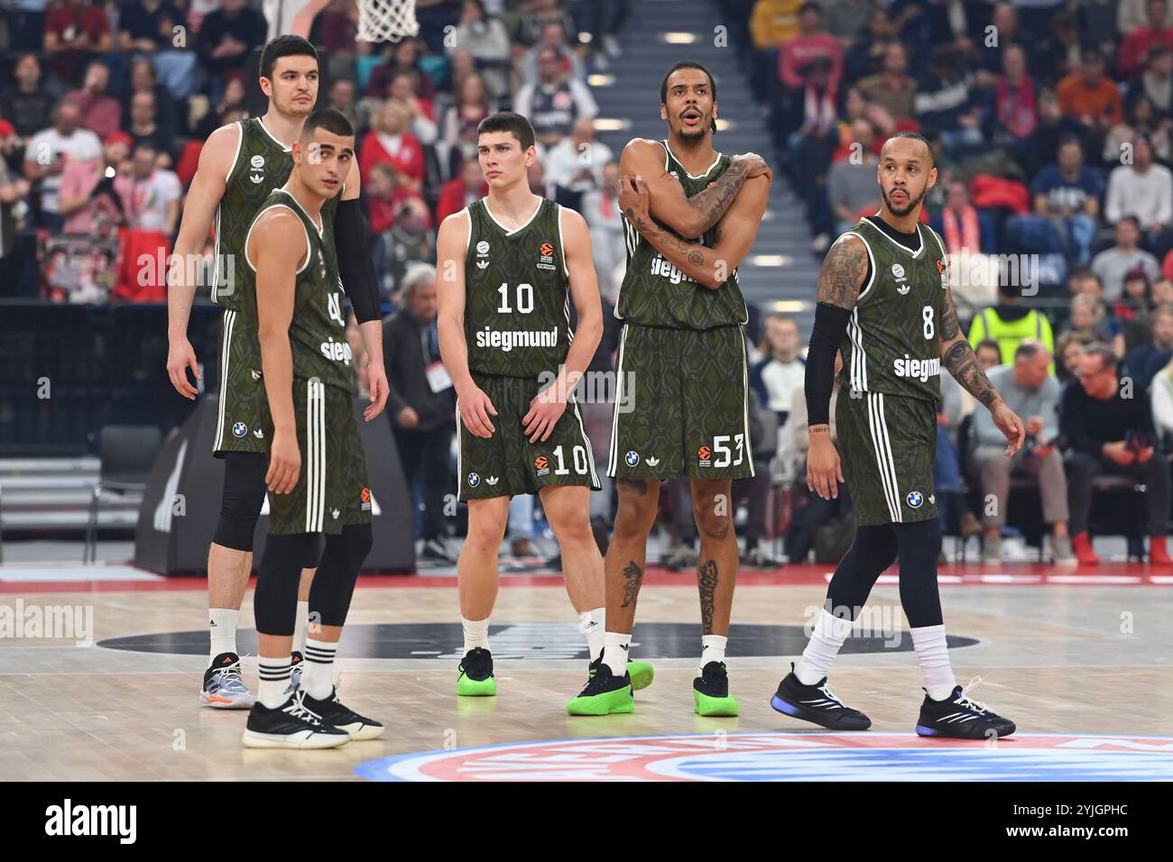 Munich, Deutschland. 14th Nov, 2024. Team photo, team, squad, team ...