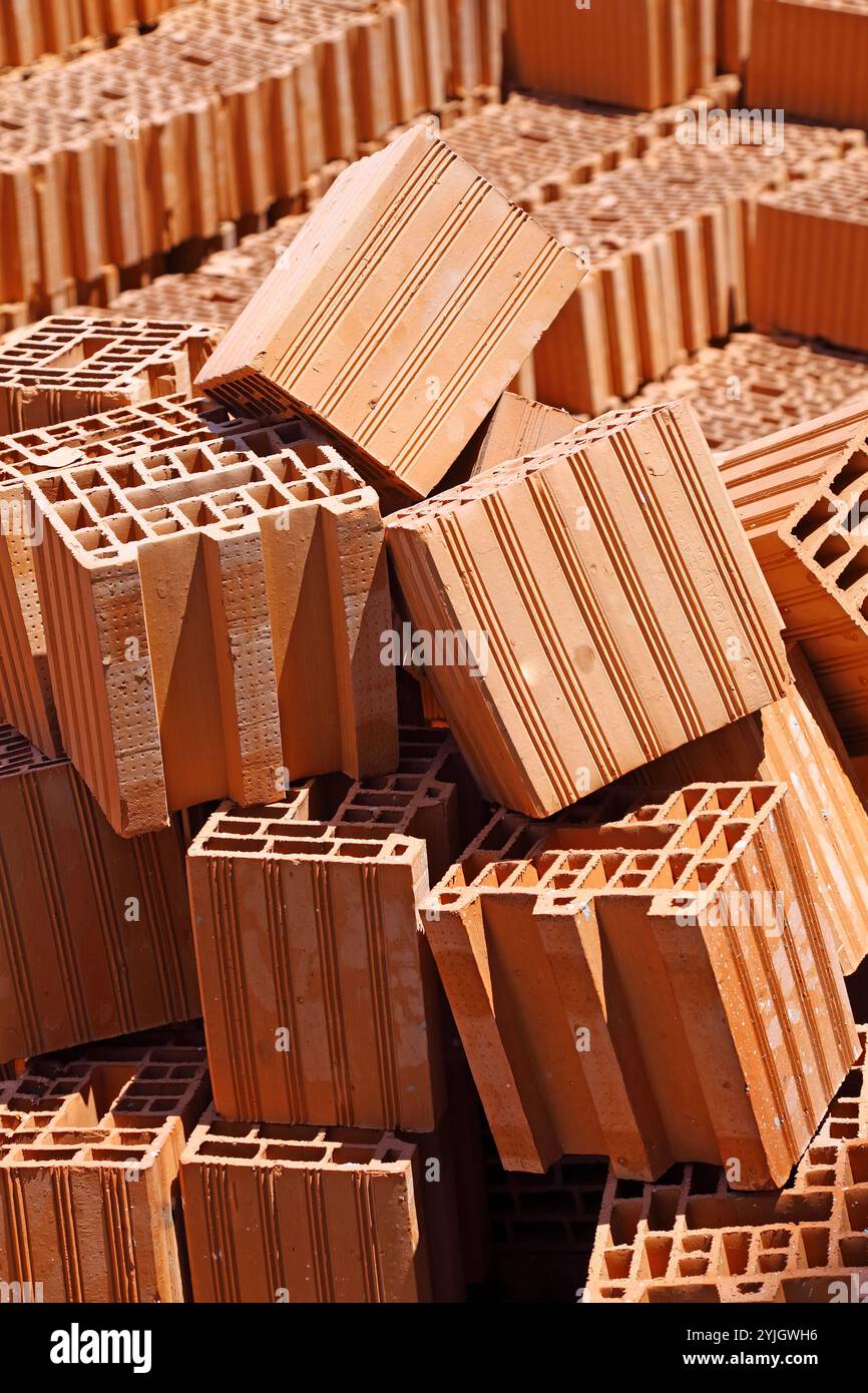 Pile red cavity bricks hi-res stock photography and images - Alamy