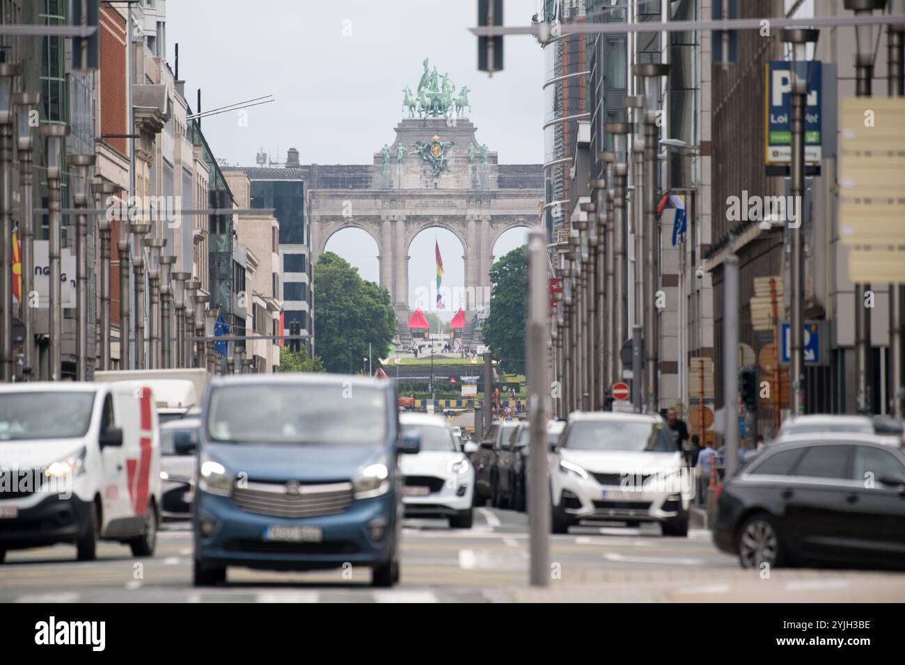 Rue de la Loi / Wetstraat street and Arc du Cinquantenaire / Triomfboog ...
