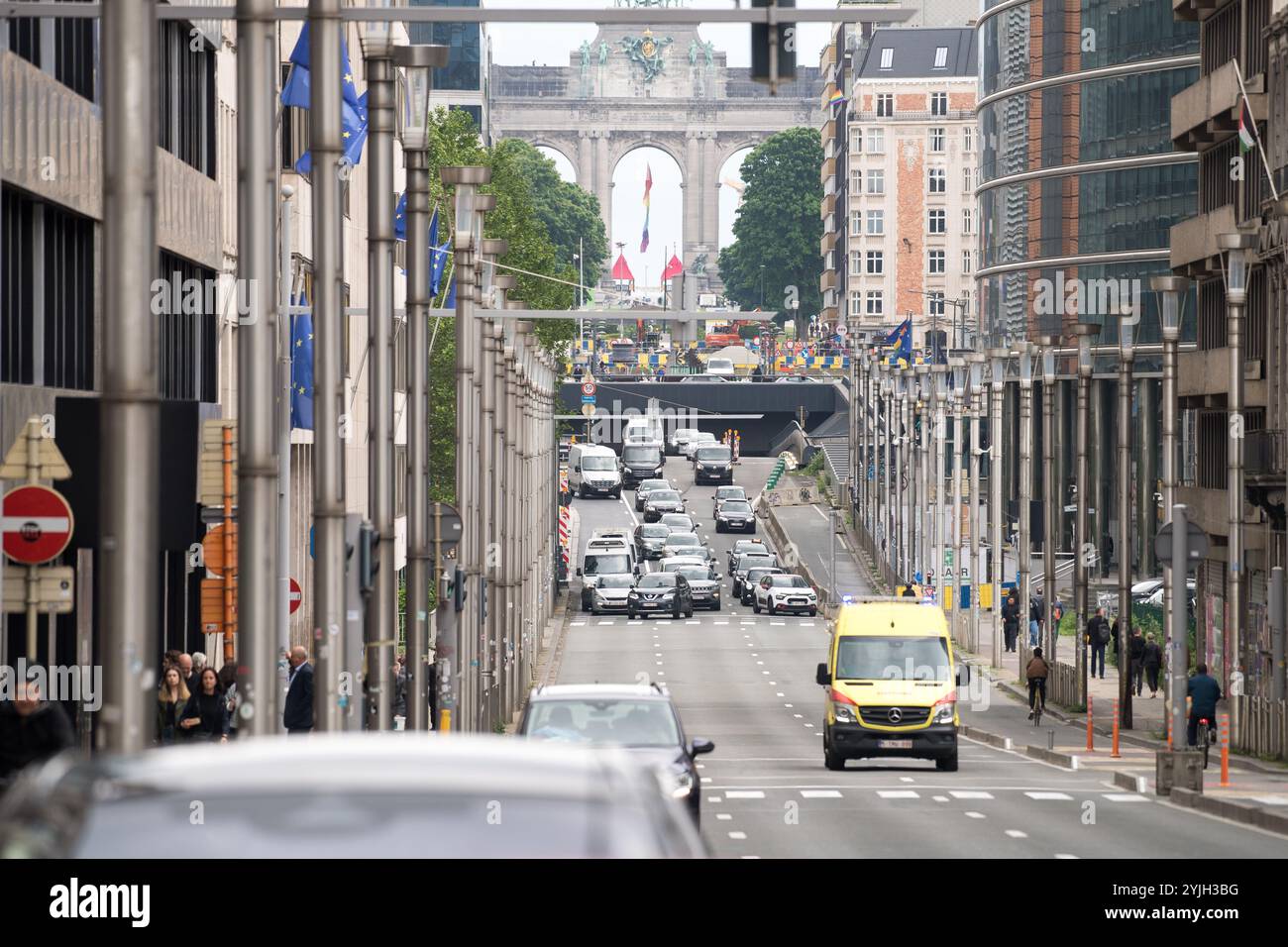 Rue de la Loi / Wetstraat street and Arc du Cinquantenaire / Triomfboog ...