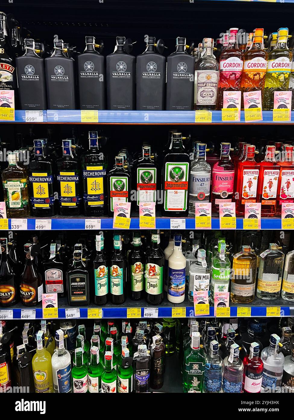 Well stocked grocery store hi-res stock photography and images - Alamy