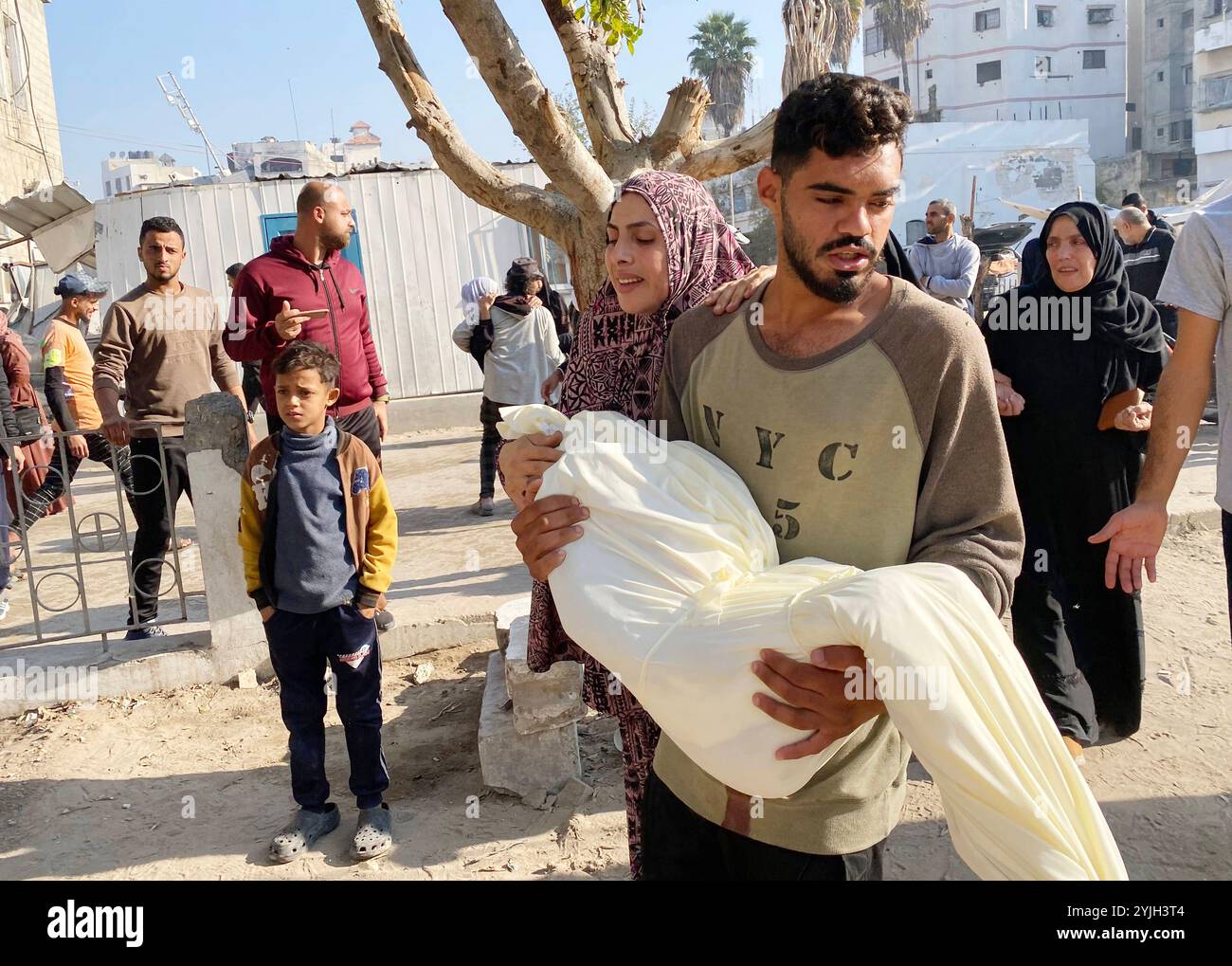 People mourns the bodies of Palestinain killed in Israeli attacks on ...