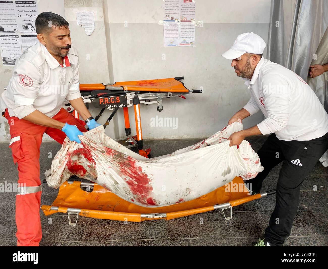 People mourns the bodies of Palestinain killed in Israeli attacks on ...