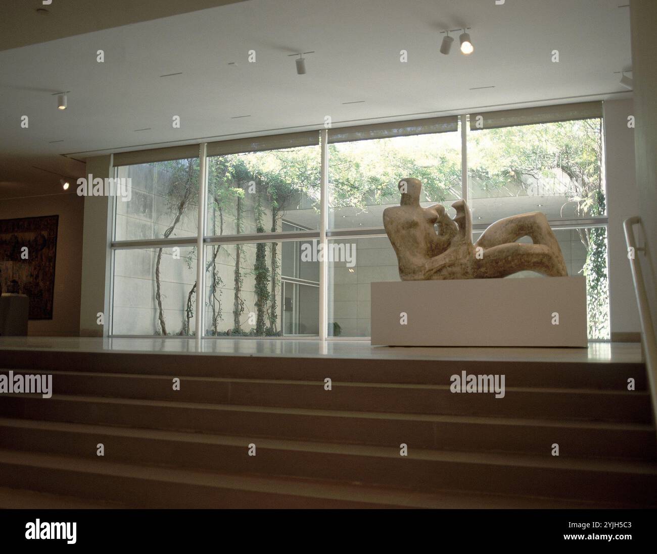 Escultura de henry moore hi-res stock photography and images - Alamy