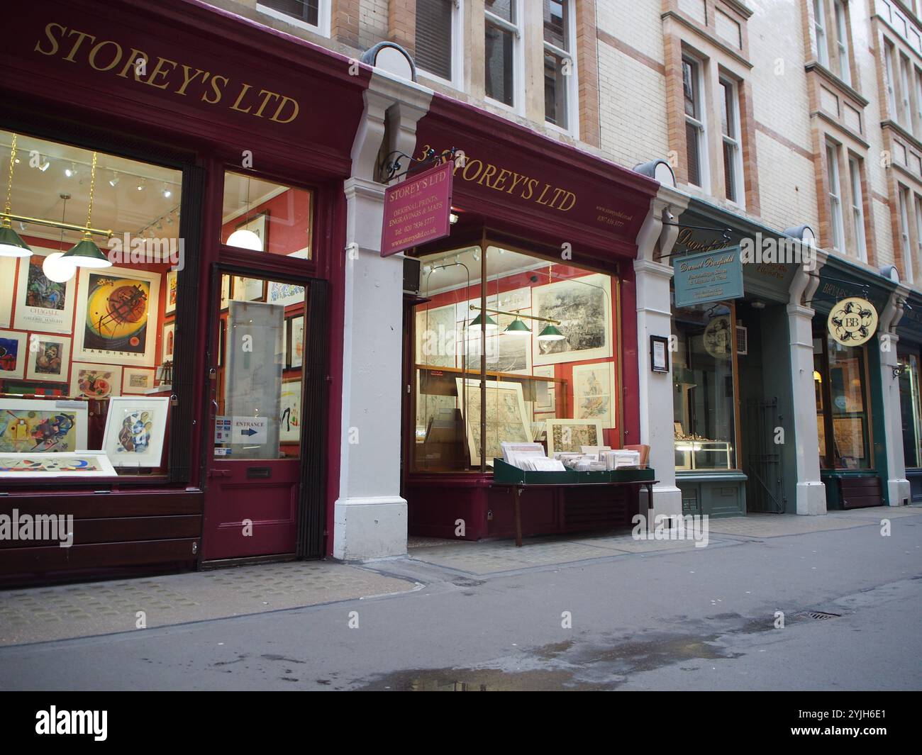 Bookshop in the united kingdom hi-res stock photography and images - Alamy