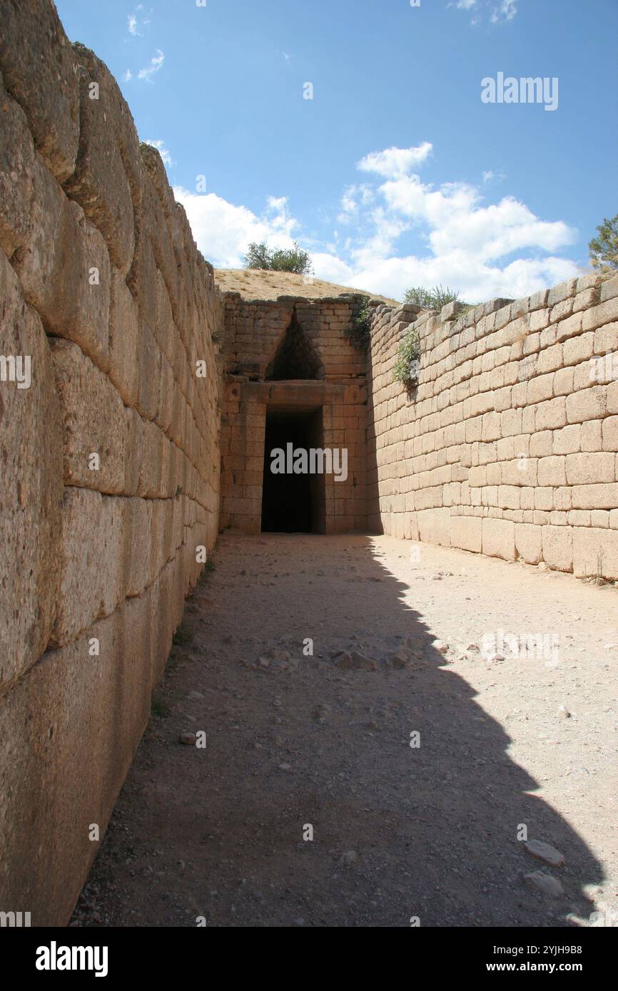 Greece. Mycenae. Treasury of Atreus. 1300-1250 BCE. View of the ...