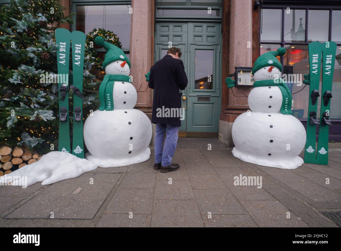 London, UK. 15 November 2024 Two giant snowmen with skis are installed ...