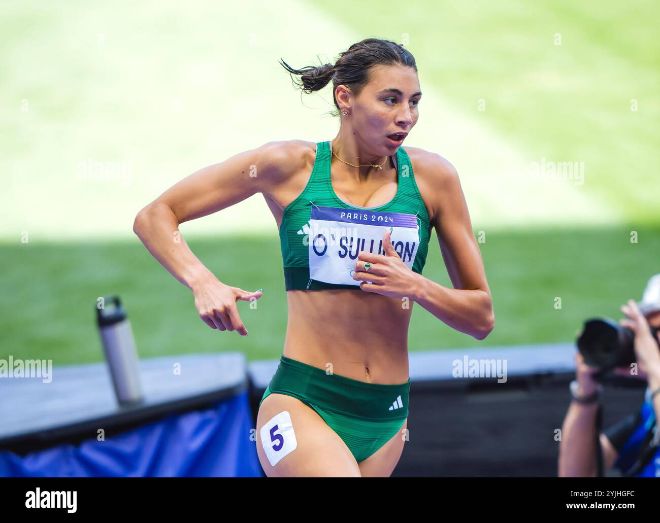 Sophie O'Sullivan participating in the 1500 meters at the Paris 2024 ...