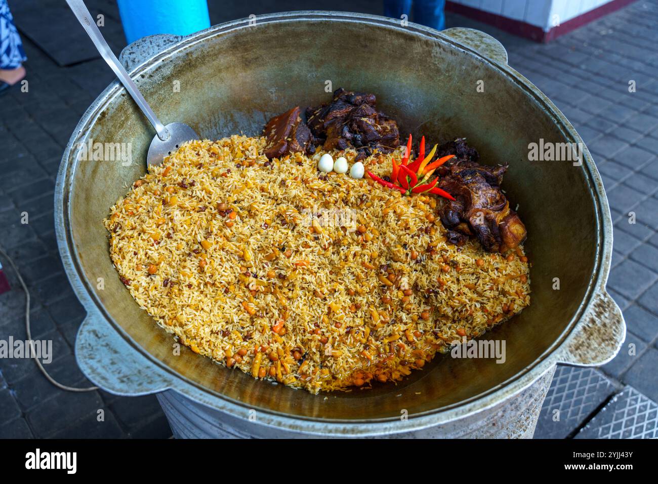 Very large pot hi-res stock photography and images - Alamy