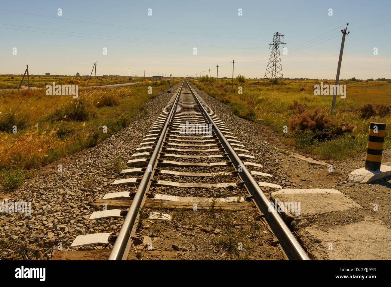 Empty railroad crossing sunset hi-res stock photography and images - Alamy