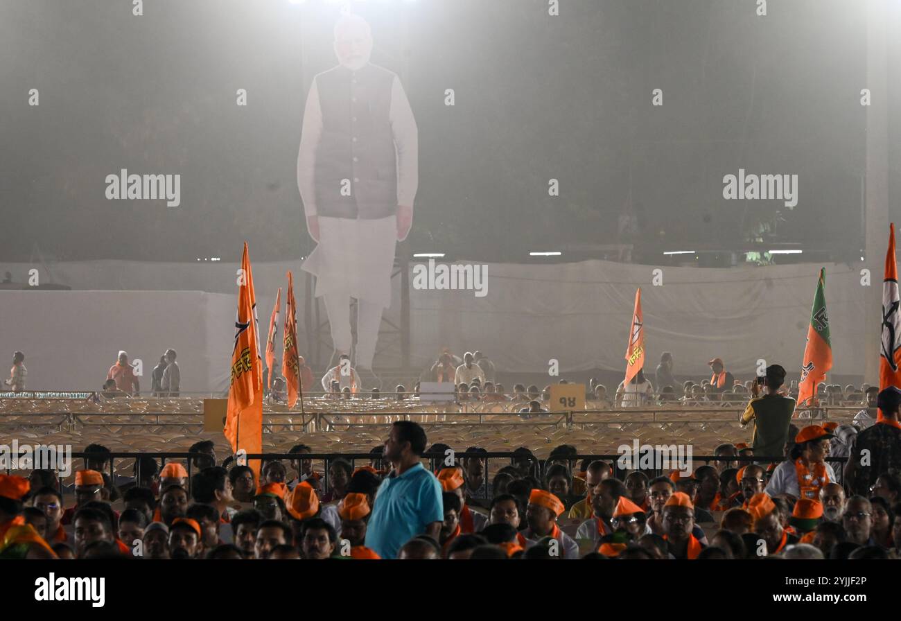 Mumbai, India. 14th Nov, 2024. MUMBAI, INDIA - NOVEMBER 14: Supporters ...