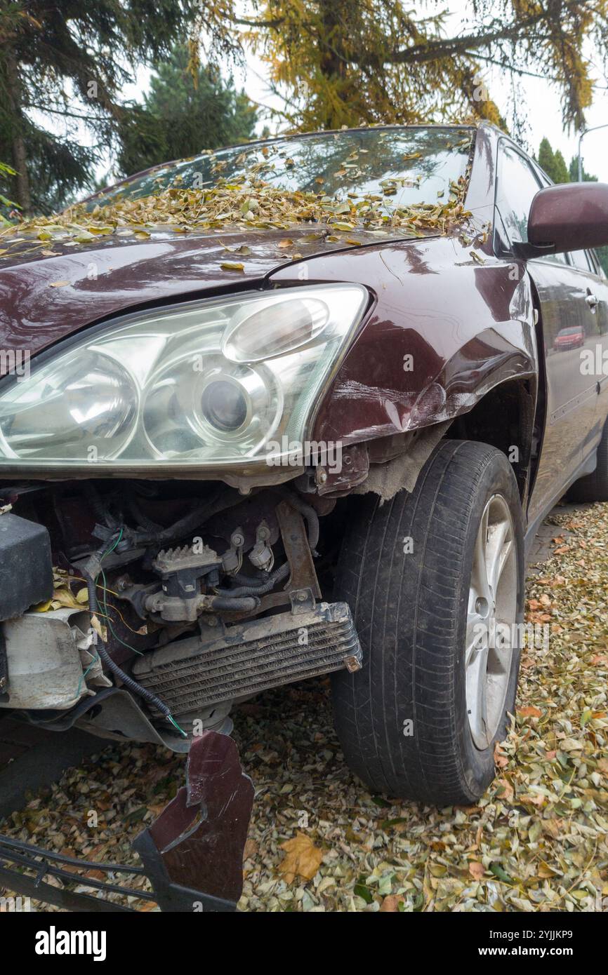 Car accident vehicle leaves hi-res stock photography and images - Alamy