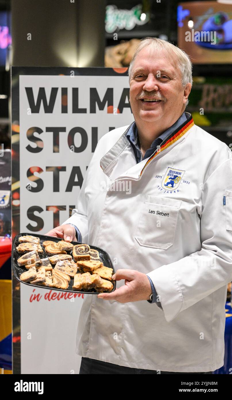 Berlin, Germany. 15th Nov, 2024. Master baker Lars Siebert shows some samples at the stollen ...