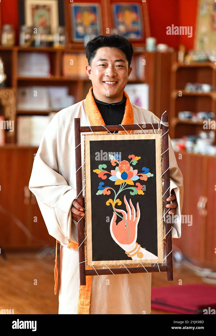 (241115) -- GARZE, Nov. 15, 2024 (Xinhua) -- Gyume Namkha shows his ...