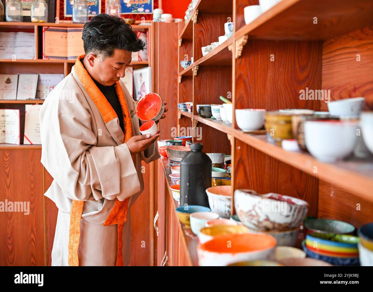 (241115) -- GARZE, Nov. 15, 2024 (Xinhua) -- Gyume Namkha mixes mineral ...