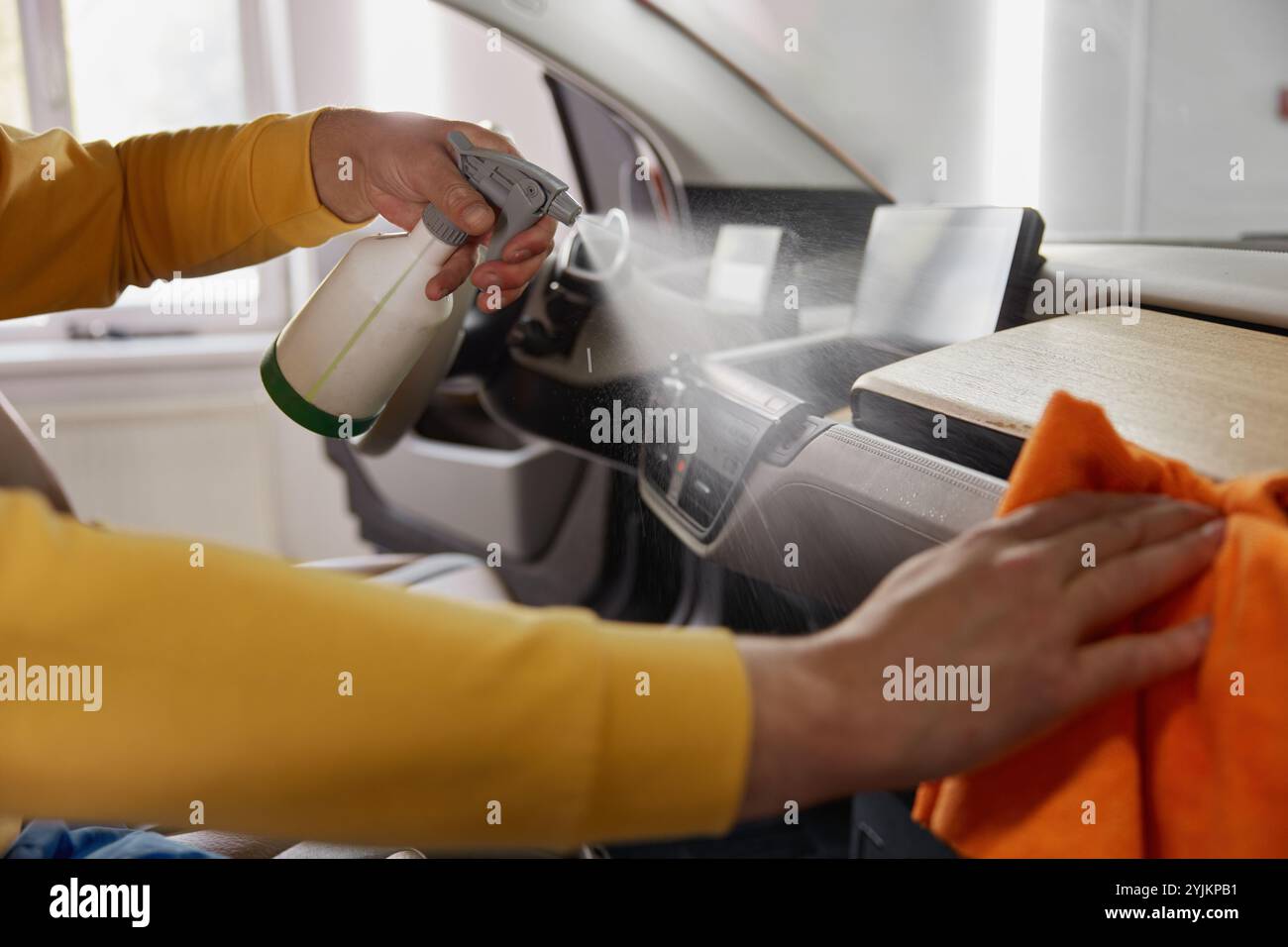 Professional service master working at car wash service Stock Photo - Alamy