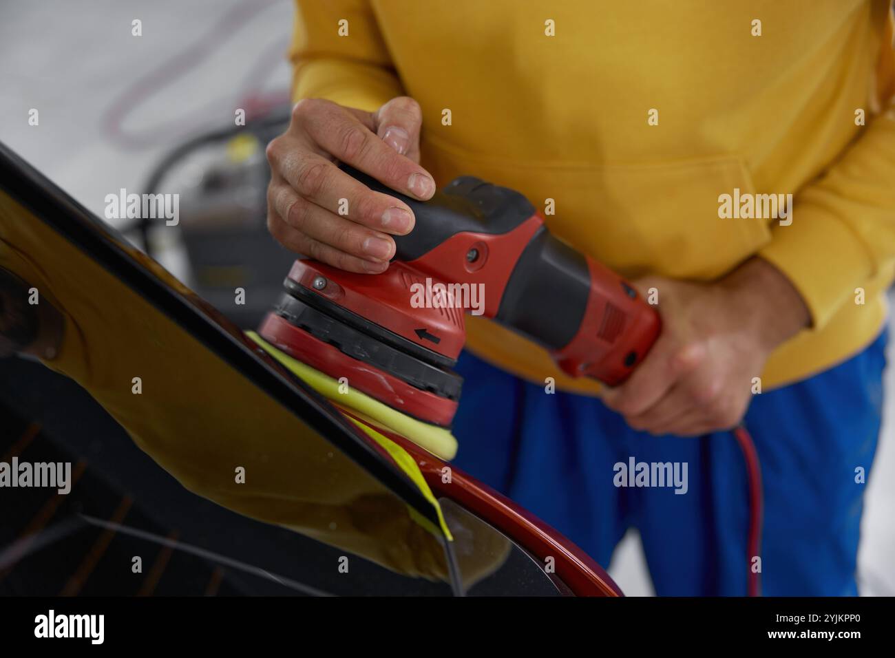 Professional auto mechanic providing maintenance hi-res stock photography and images - Alamy