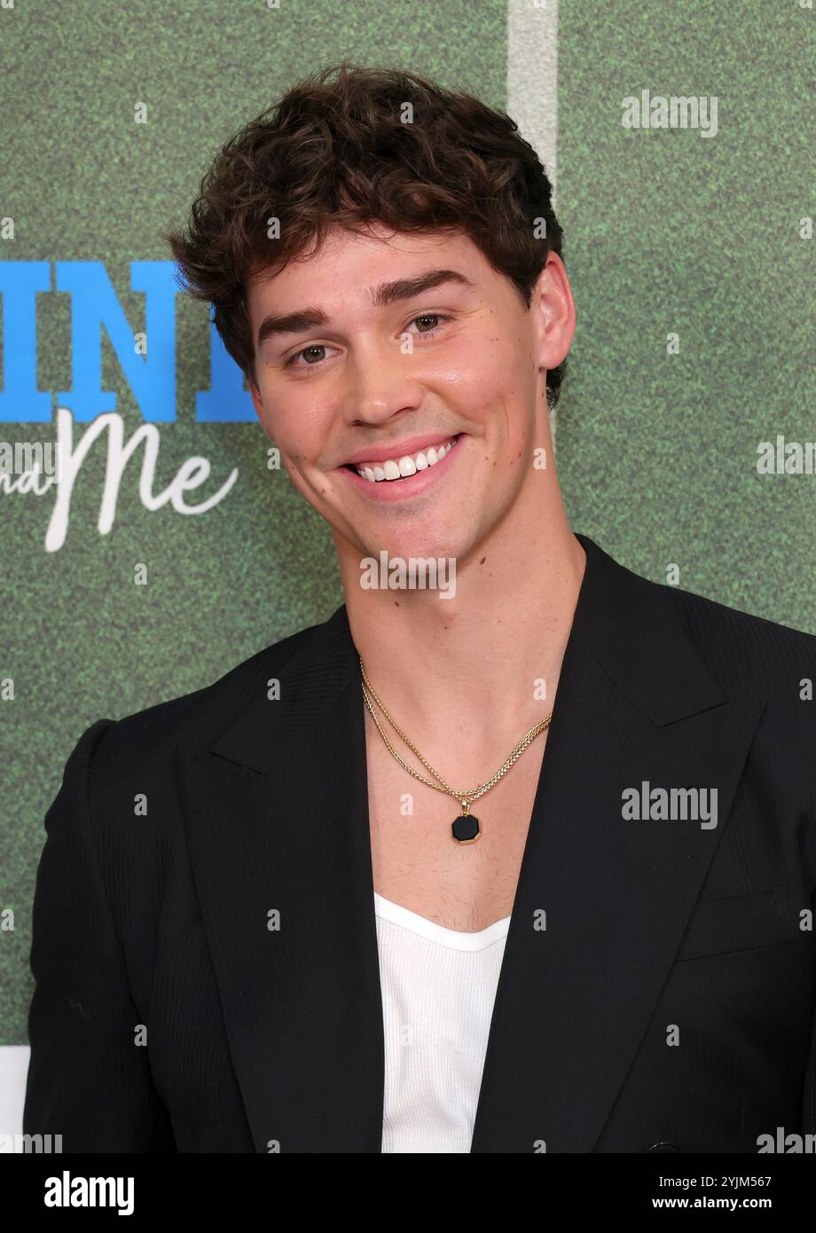 Sidelined qb and me noah beck hi-res stock photography and images - Alamy