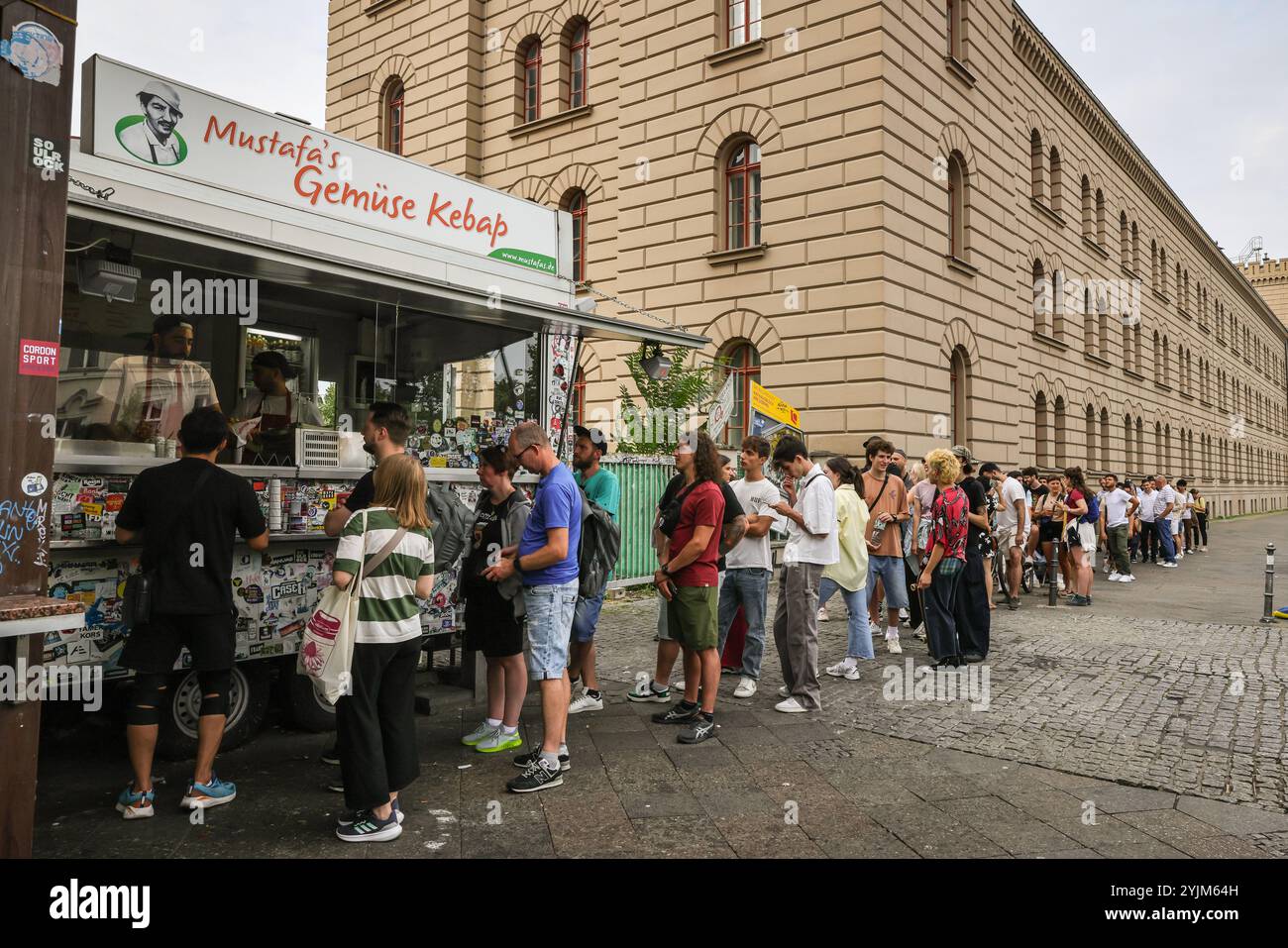 People queue at Mustafa's Veggie Kebab, Mustafa's Gemüse Kebap, fast ...