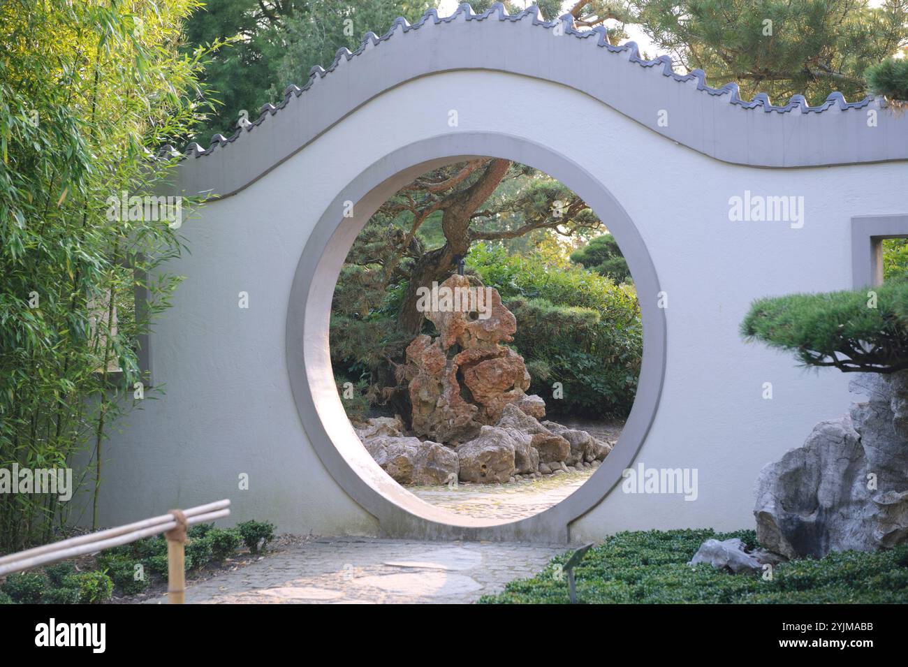 Chinese garden moon gate hi-res stock photography and images - Alamy