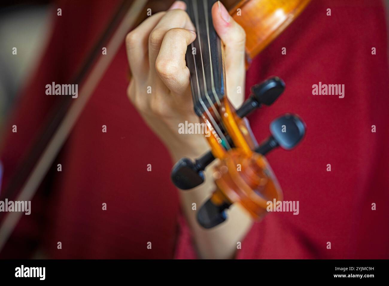 play the violin with the left hand. Correct positioning of the hand and ...