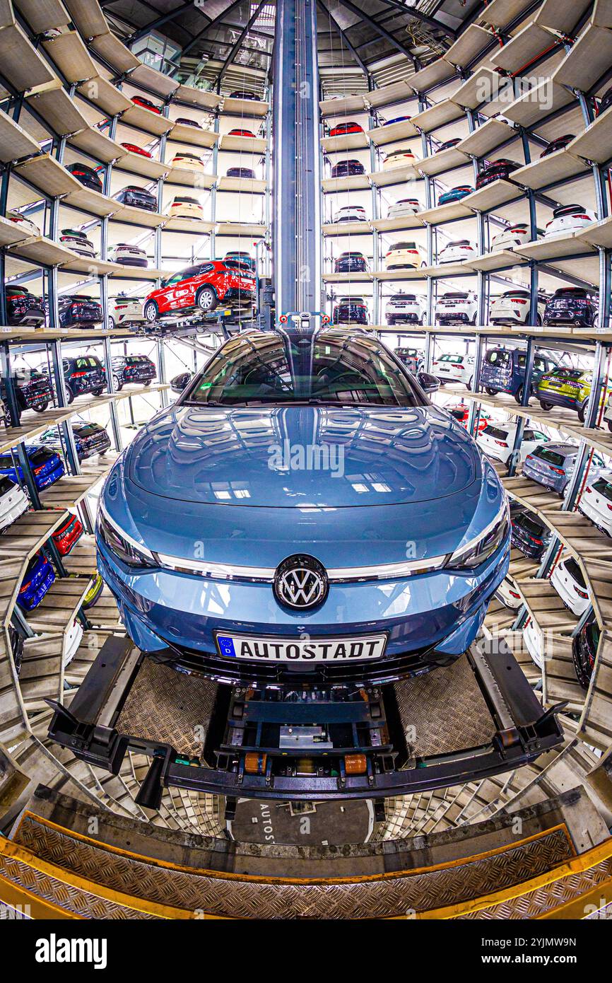 Wolfsburg, Germany. 15th Nov, 2024. A Volkswagen ID.7 (front) is lifted ...