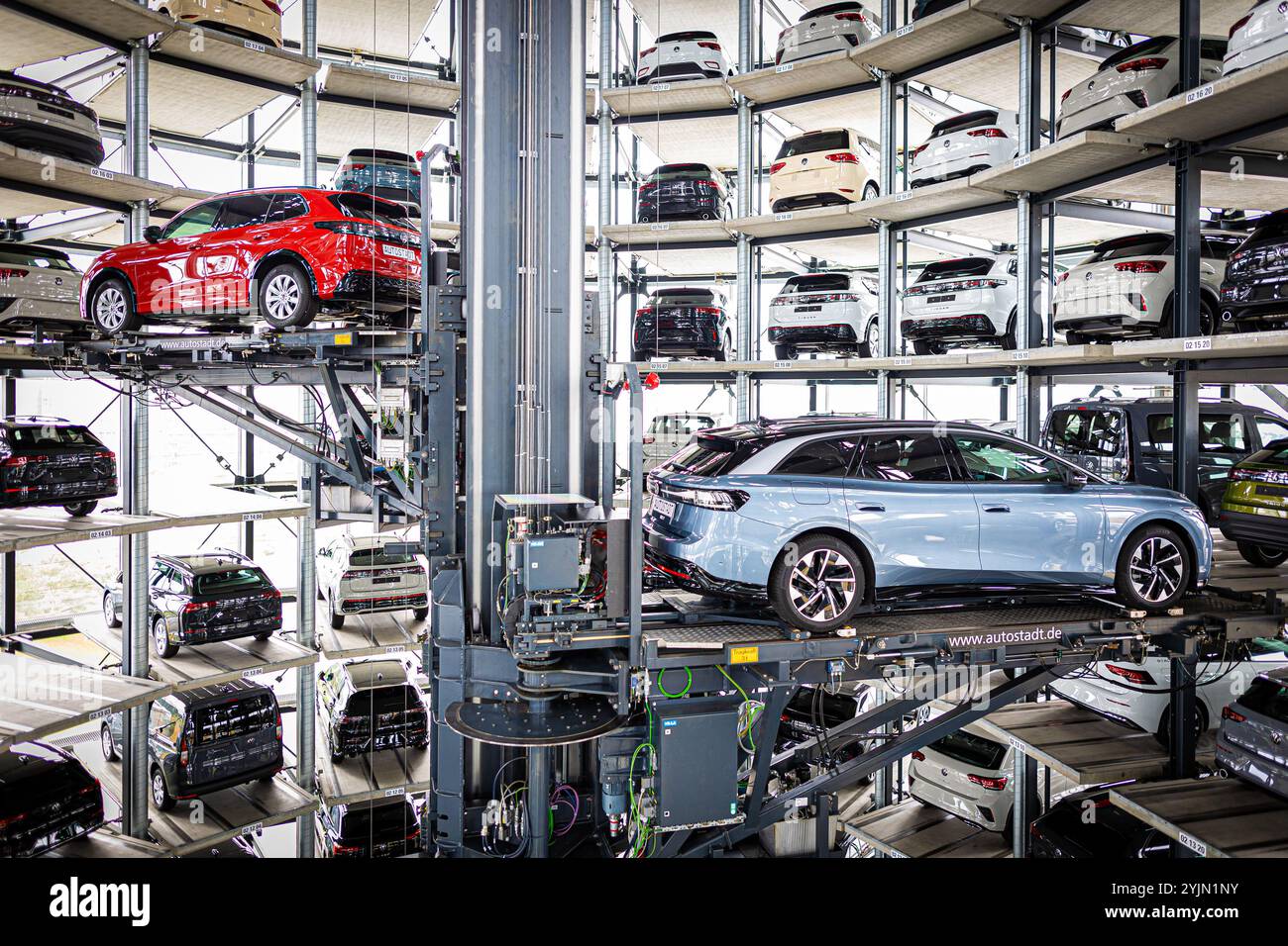 Wolfsburg, Germany. 15th Nov, 2024. A Volkswagen Tiguan (l) and a ...