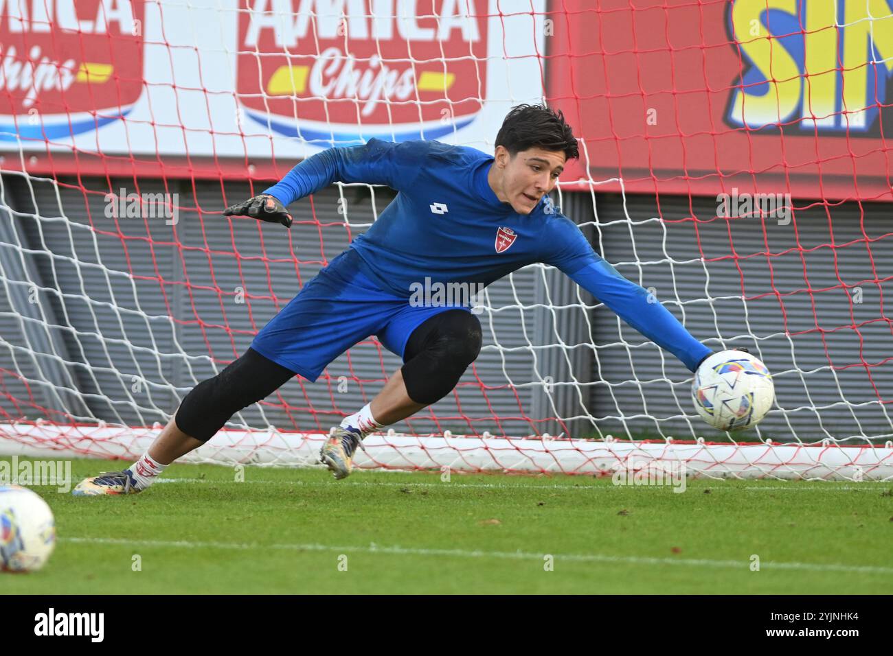 Monza, Italia. 15th Nov, 2024. AC Monza's goalkeeper Semuel Pizzignacco ...