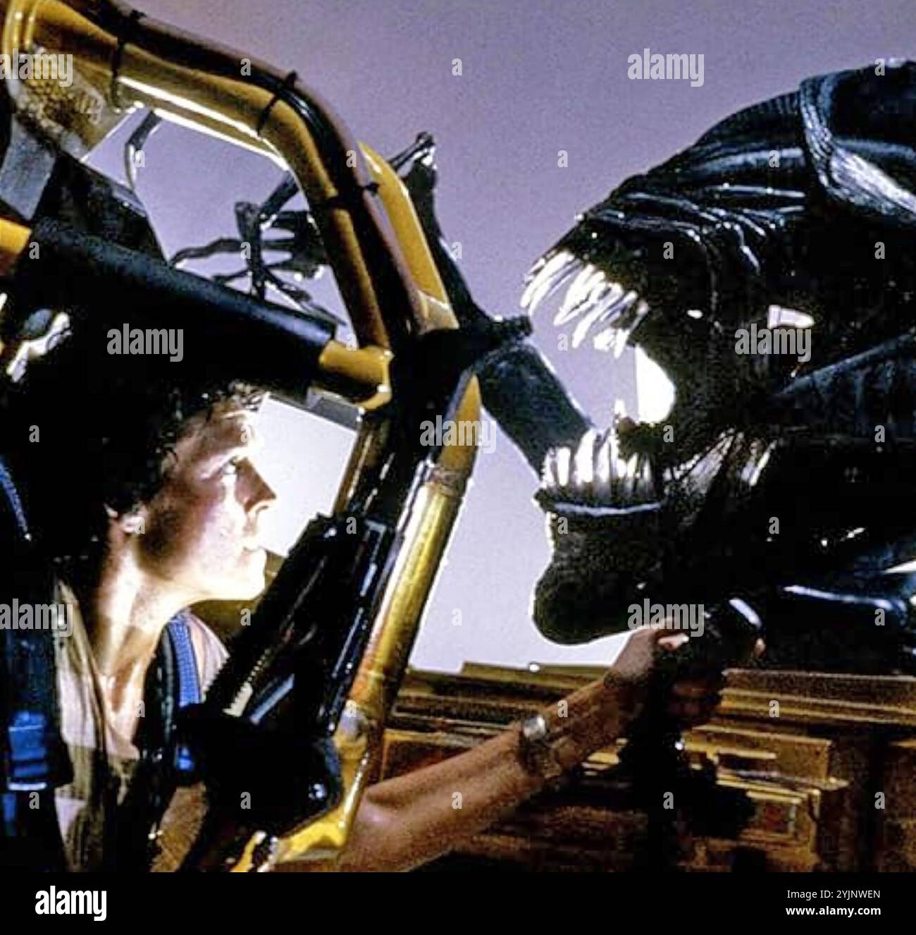 ALIENS 1986 20th Century Fox sci-fi horror film with Sigourney Weaver ...