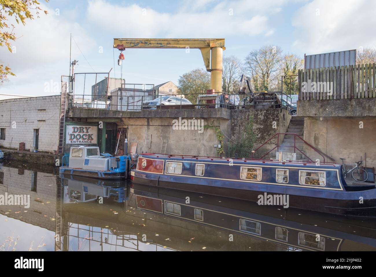 Narrowboat docking hi-res stock photography and images - Alamy