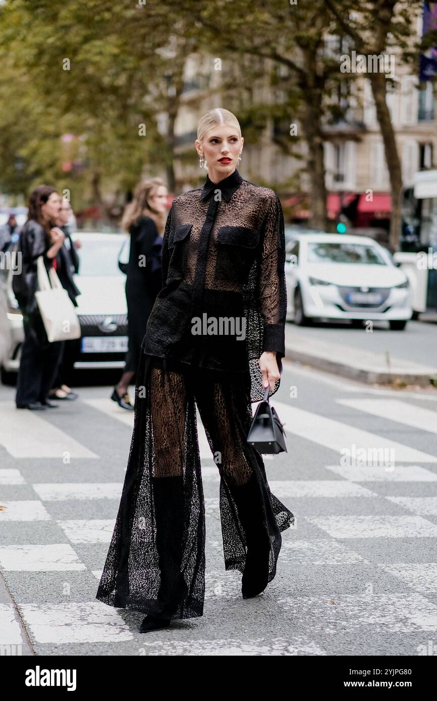 Paris, France. 29th Sep, 2024. Street style, Devon Windsor arriving at ...