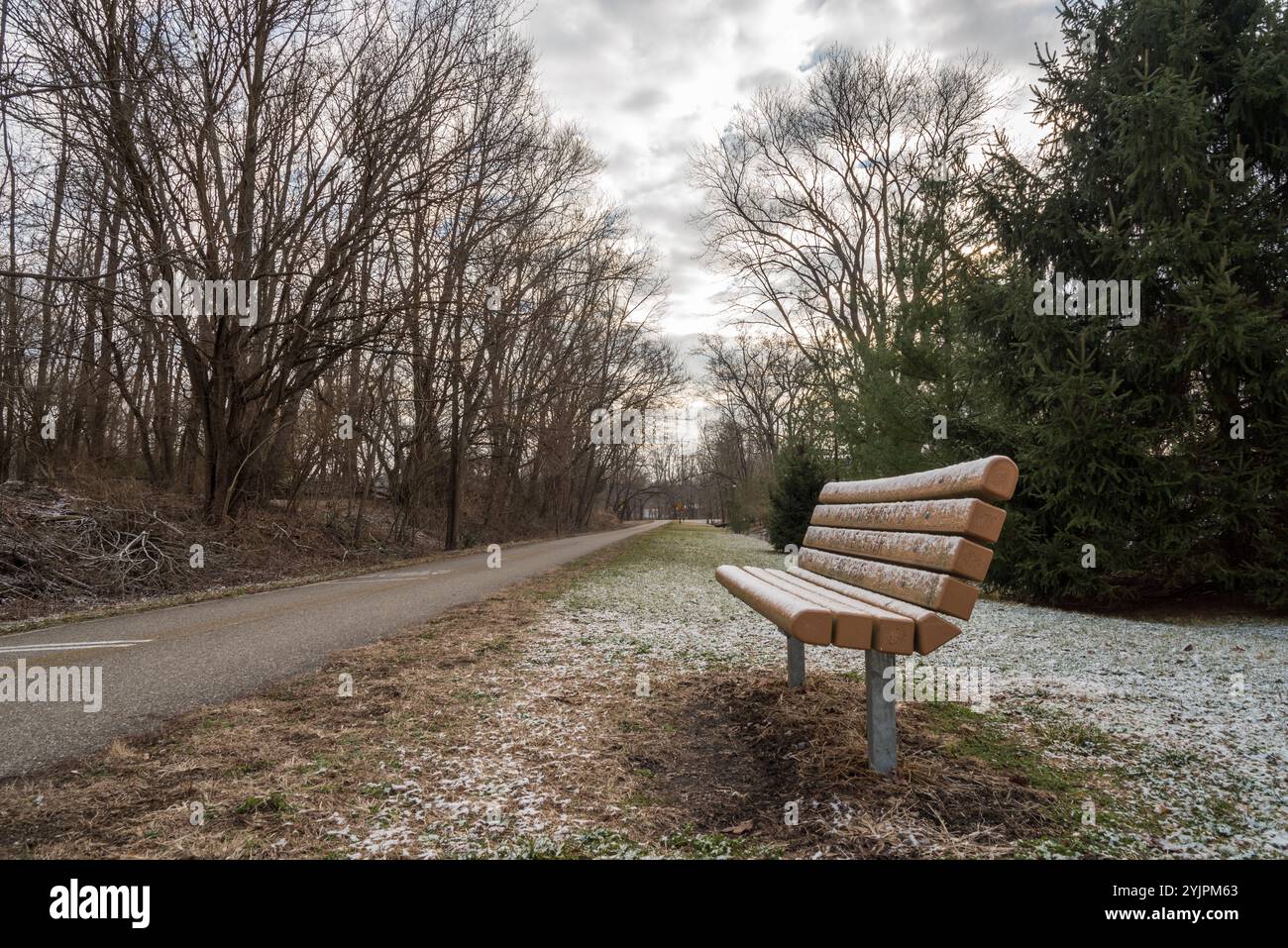 snow covered park bench Stock Photo - Alamy