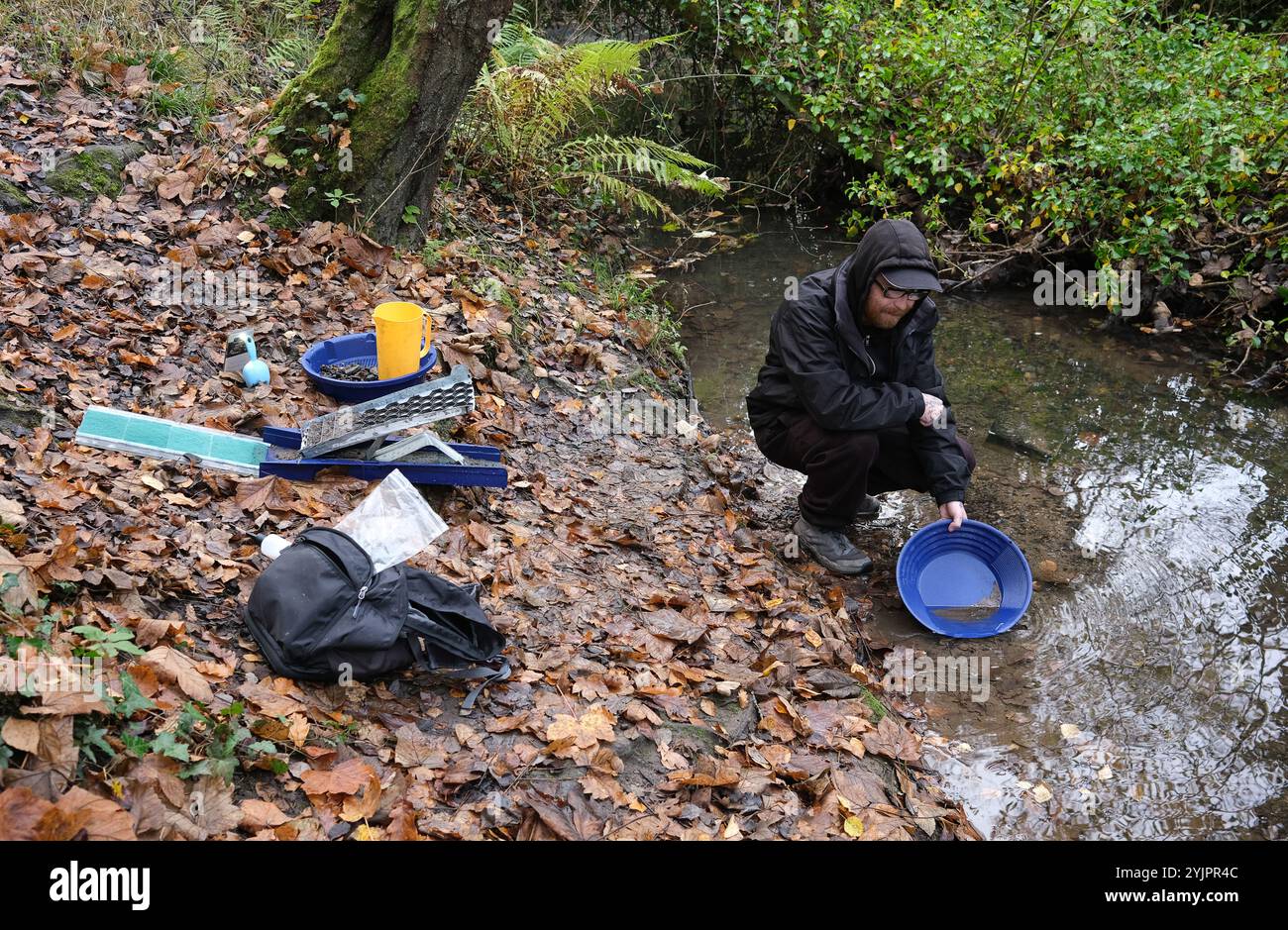Gold panning hi-res stock photography and images - Alamy