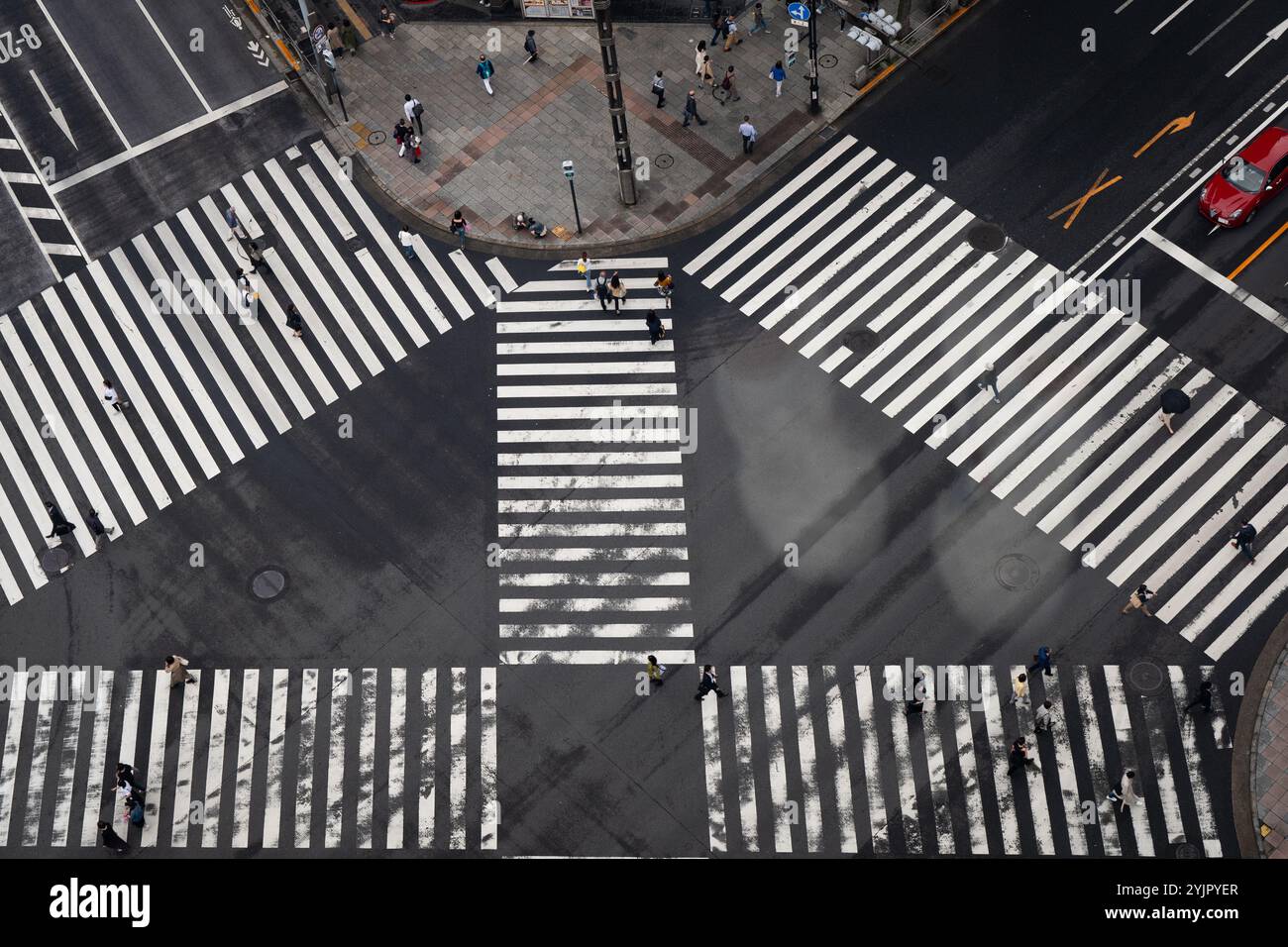 Aerial view pedestrians crossing in hi-res stock photography and images ...