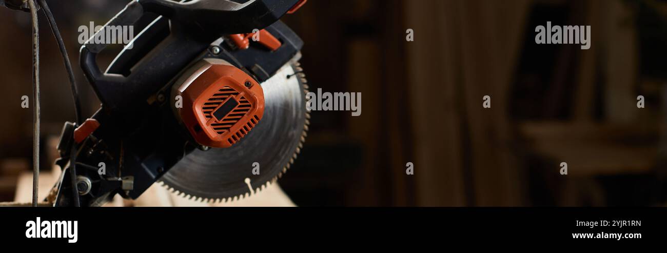 Miter saw cutting wood hi-res stock photography and images - Alamy