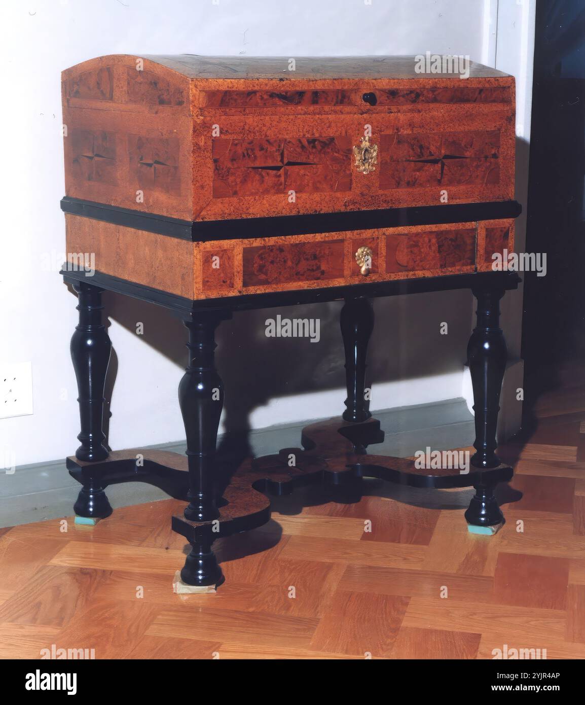 Hardwood veneering hi-res stock photography and images - Alamy