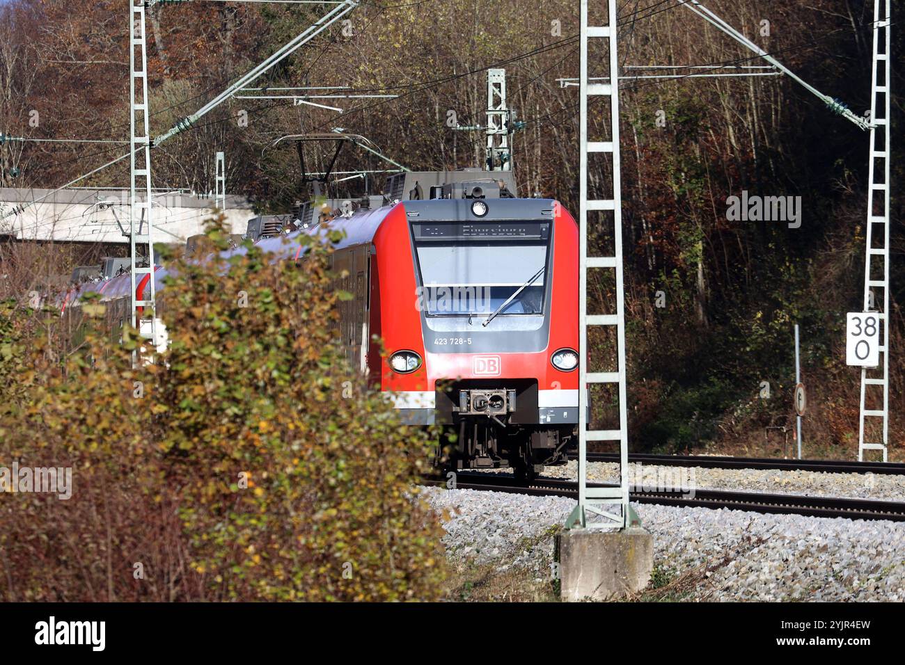 Hier der Blick auf einen Triebwagen der S-Bahn München, Baureihe 423 ...