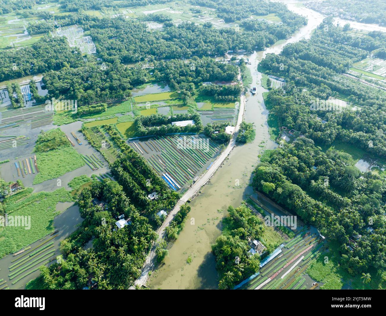 Farmers in low laying areas in Bangladesh choose floating farming ...