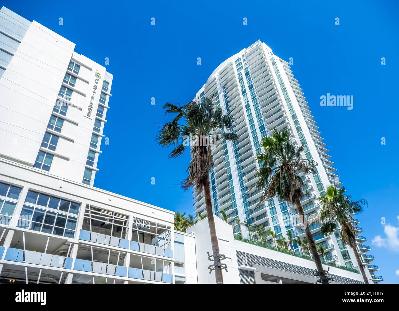 Modern tall buildings hi-res stock photography and images - Alamy