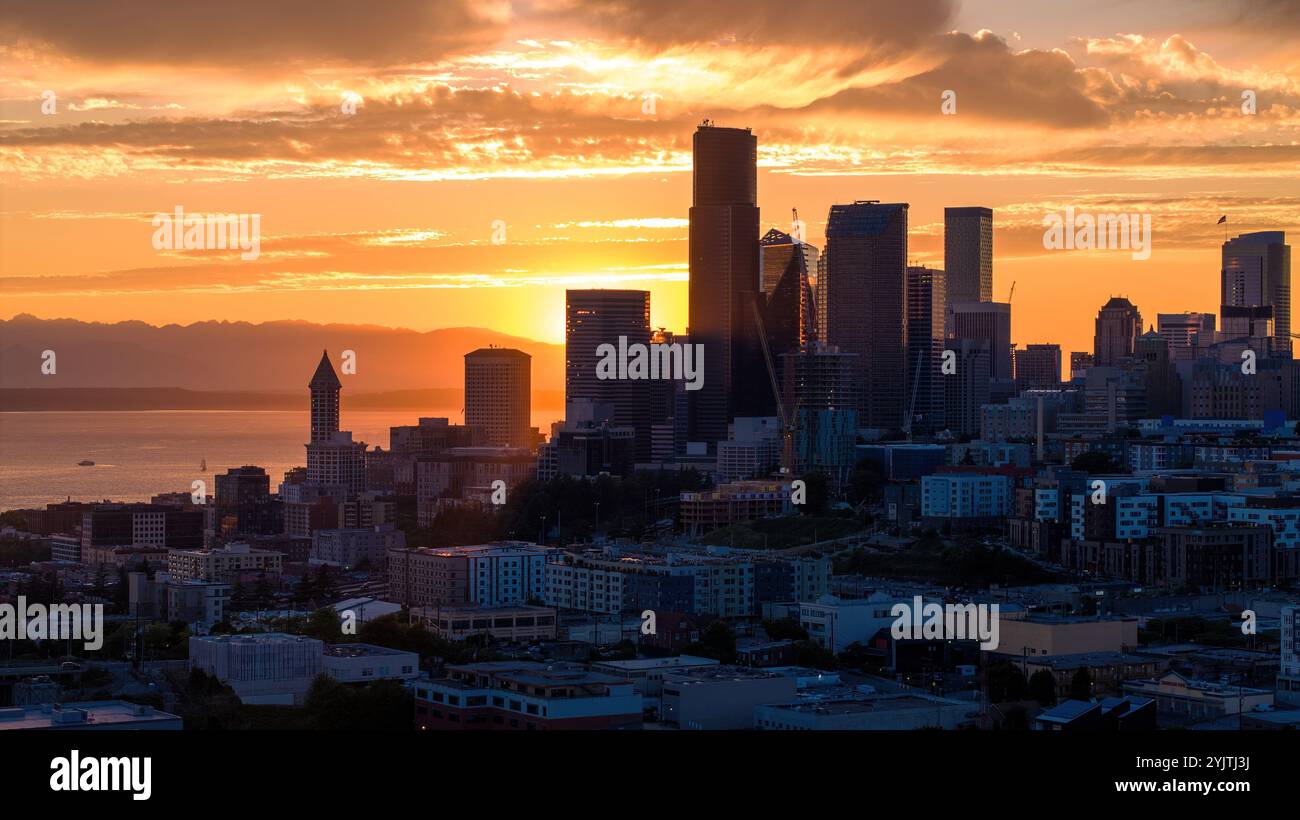Aerial Seattle Skyline Sunset Silhouette Stock Photo - Alamy