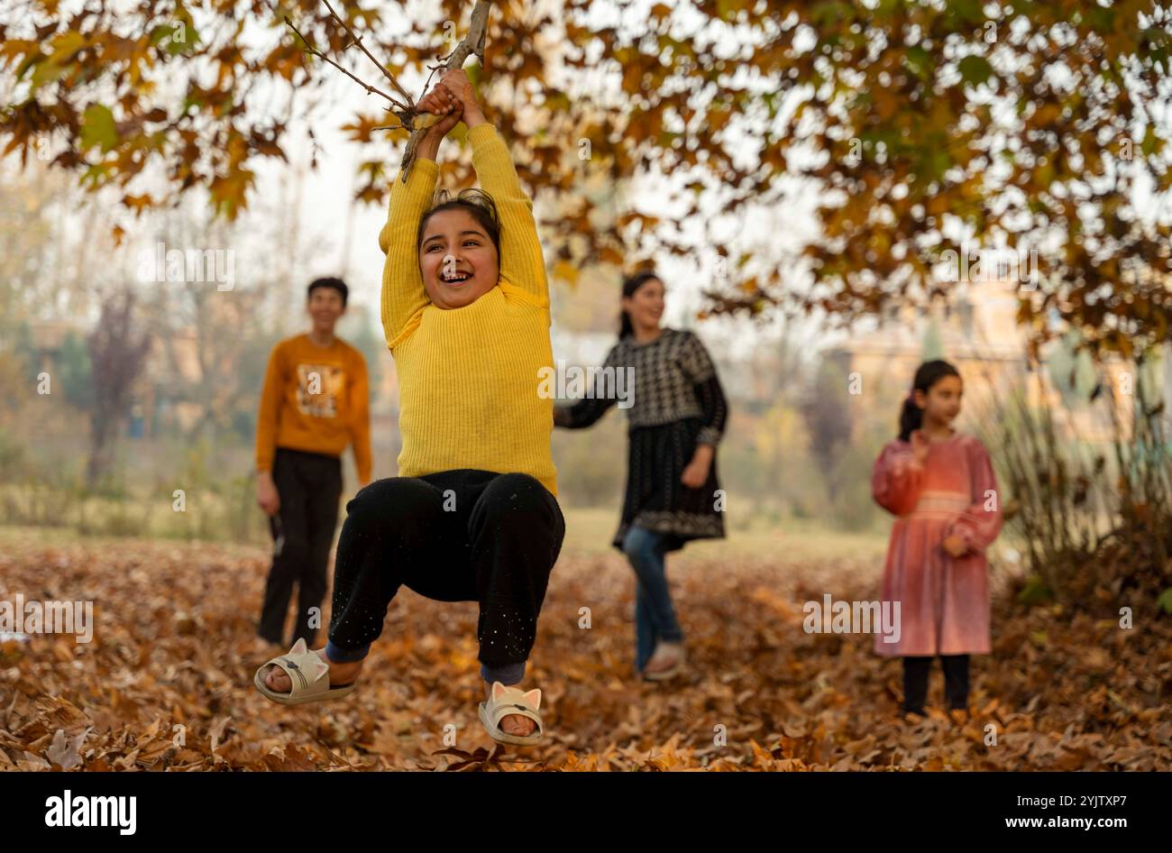 Bijbehara, Jammu And Kashmir, India. 15th Nov, 2024. Kashmiri children ...