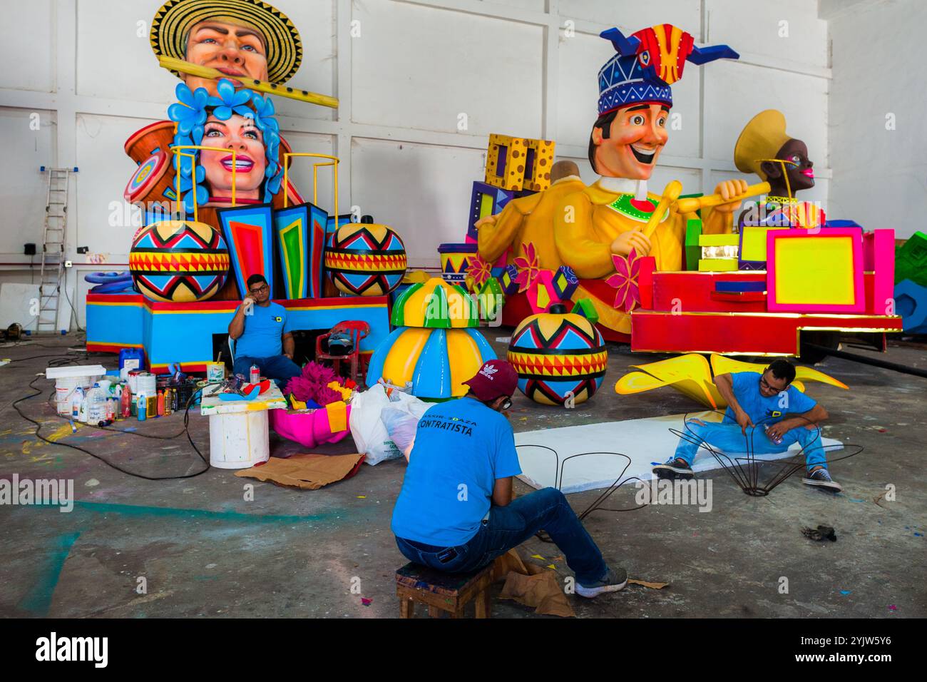 Colombian artisans work on wireframes for an allegorical float at the ...