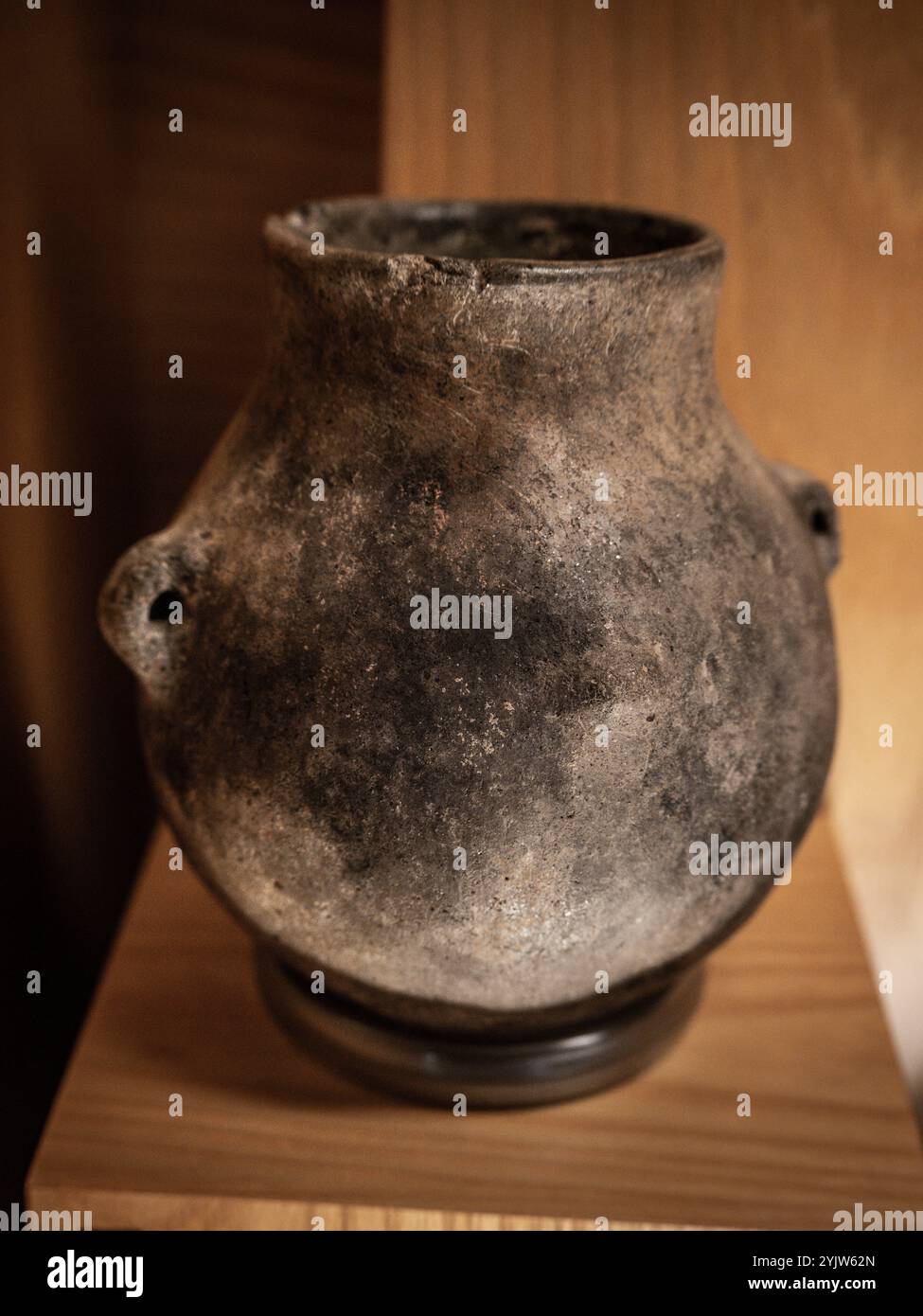 Early Neolithic pottery, Chaves Bastarás-Casbas cave, Huesca museum ...