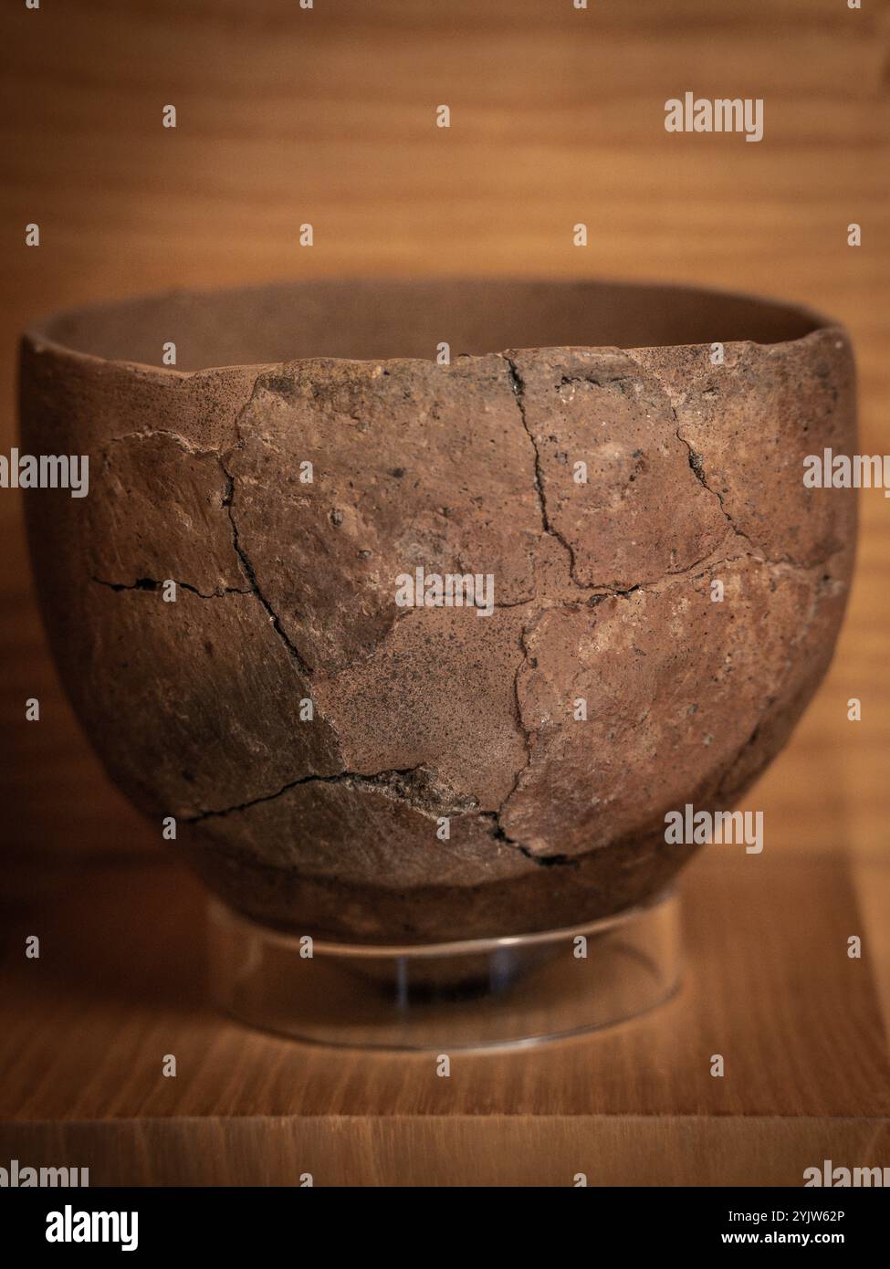 Early Neolithic pottery, Chaves Bastarás-Casbas cave, Huesca museum ...