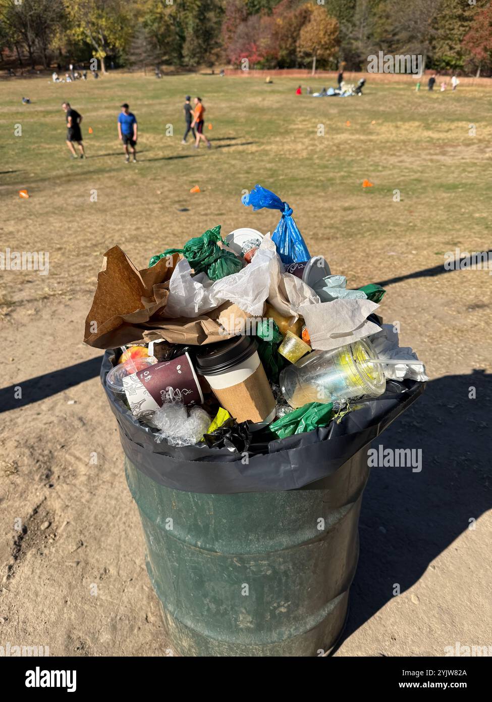 Overflowing nyc trash can hi-res stock photography and images - Alamy