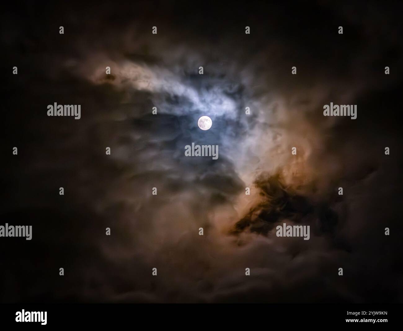 The Beaver Moon, last super moon of 2024 putting on a great show over ...