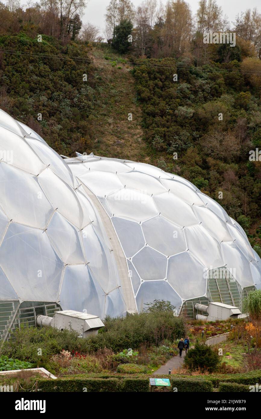 Multiple greenhouse complex by Grimshaw Architects at The Eden Project ...